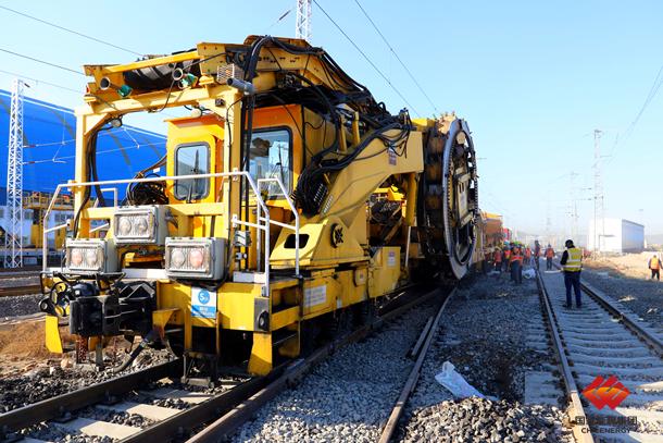 铁路装备白荫线机械清筛任务首战告捷