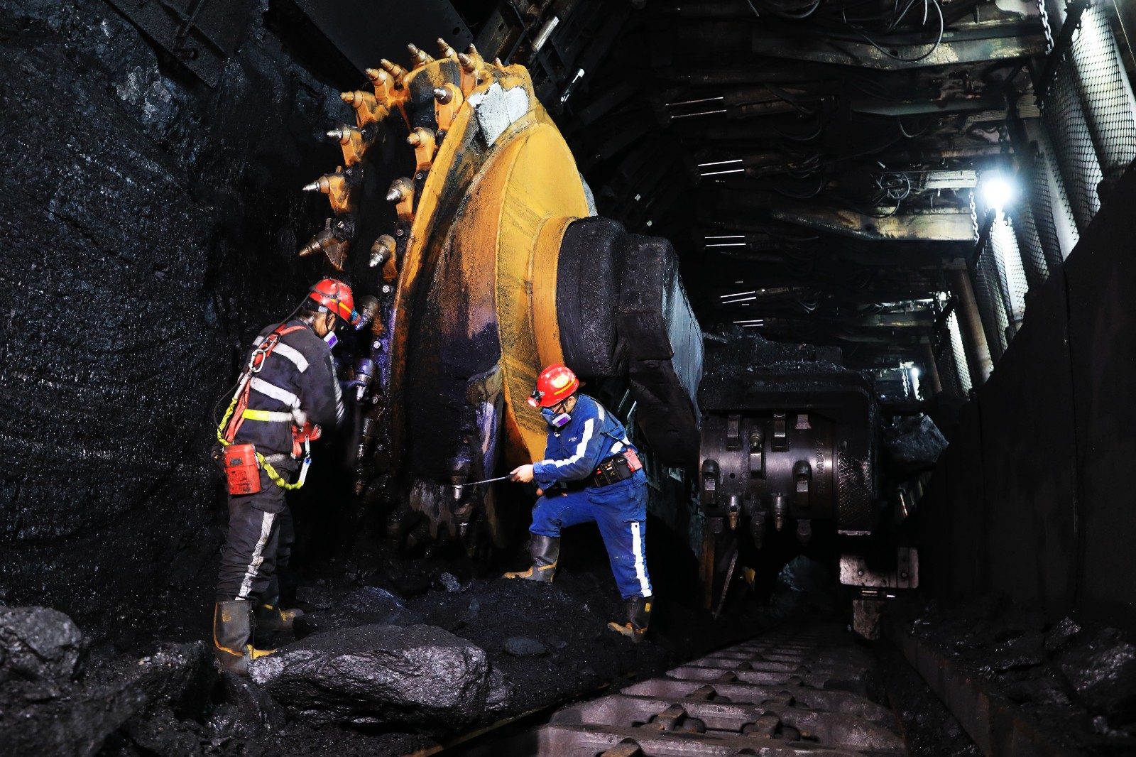 神东2023年煤炭产量超1.9亿吨