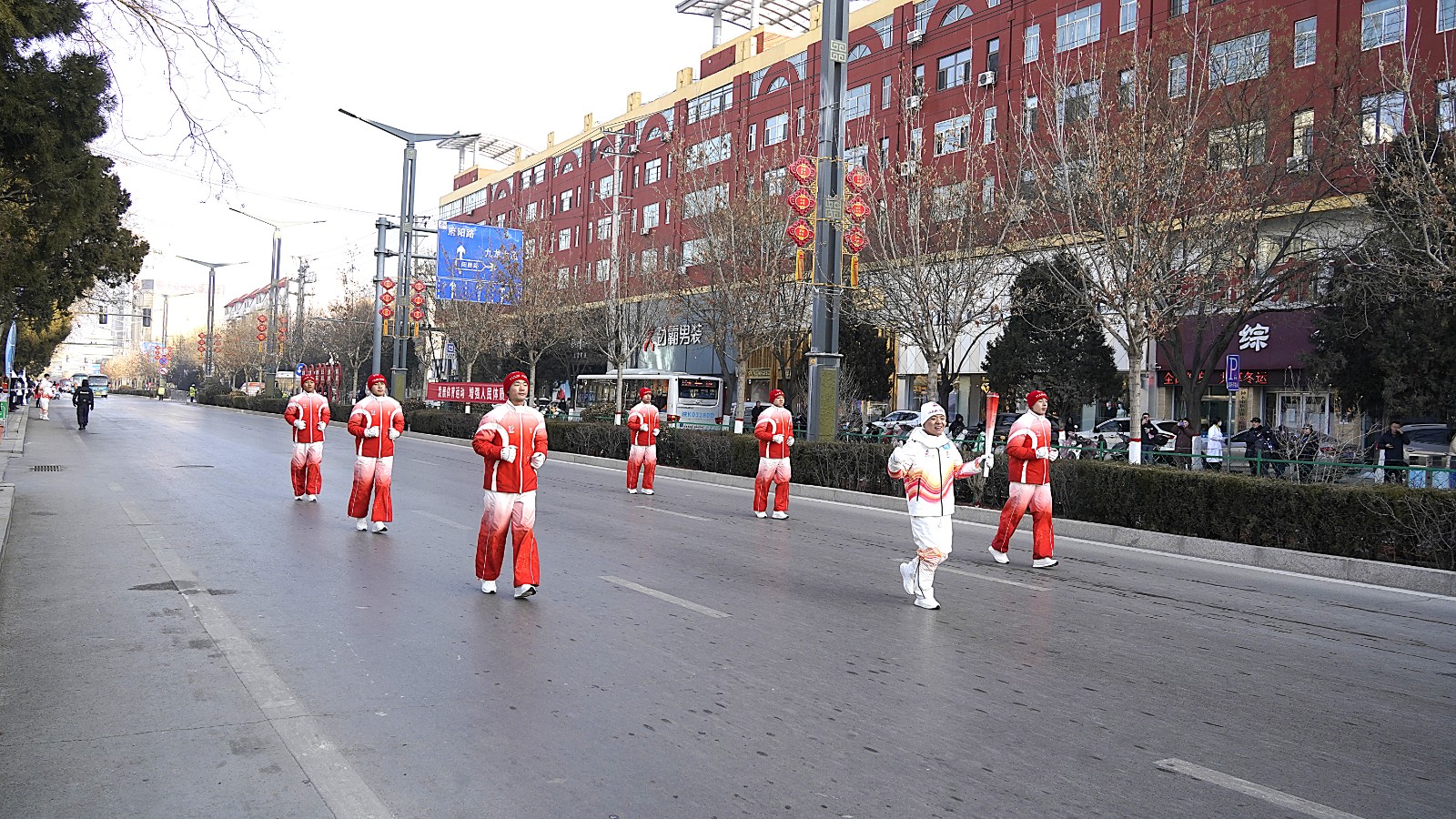 榆林化工两名职工参与陕西首届冬季运动会火炬传递